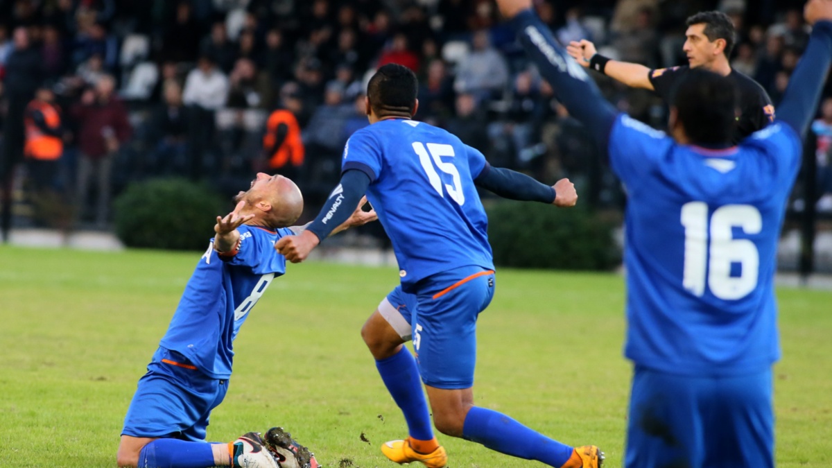 "El viejo no pateaba nunca al arco y ese día el de arriba le dijo que ...